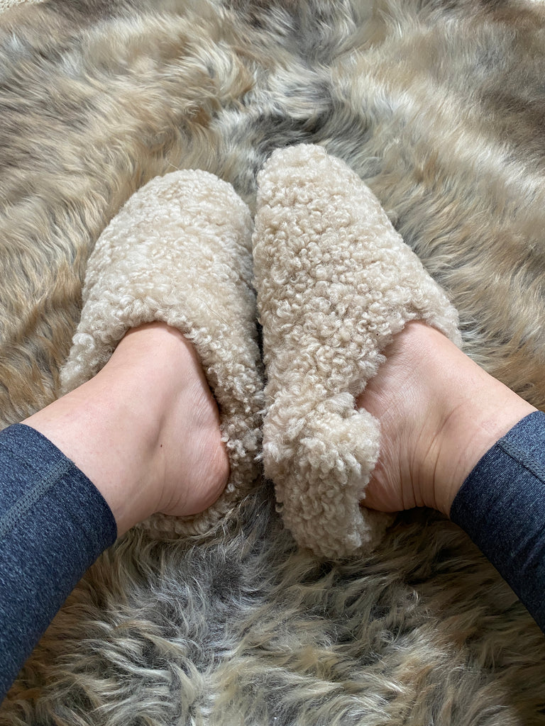 THE EVERYDAY SLIP-ON: TAN SHEARLING SHEEPSKIN– East Perry